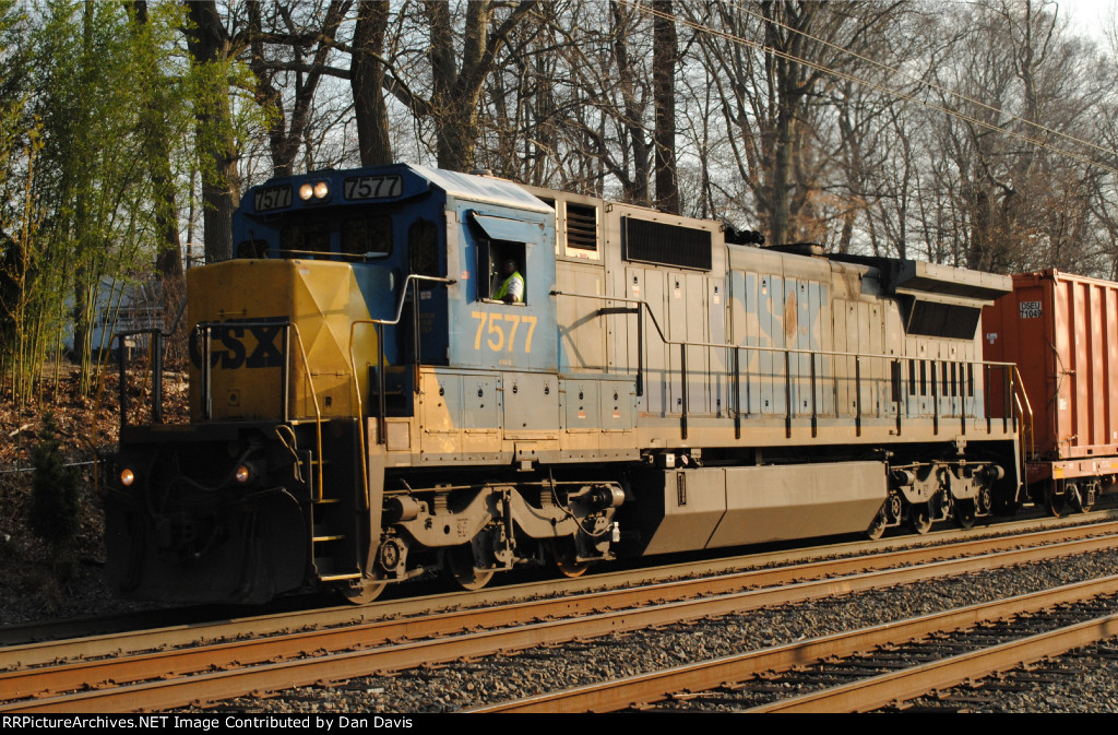 CSX C40-8 7577 leads Q706-13